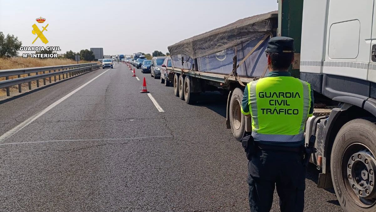 Restablecida la circulación en la A-66 a la altura de Cáceres cortada para limpiar restos de un ...